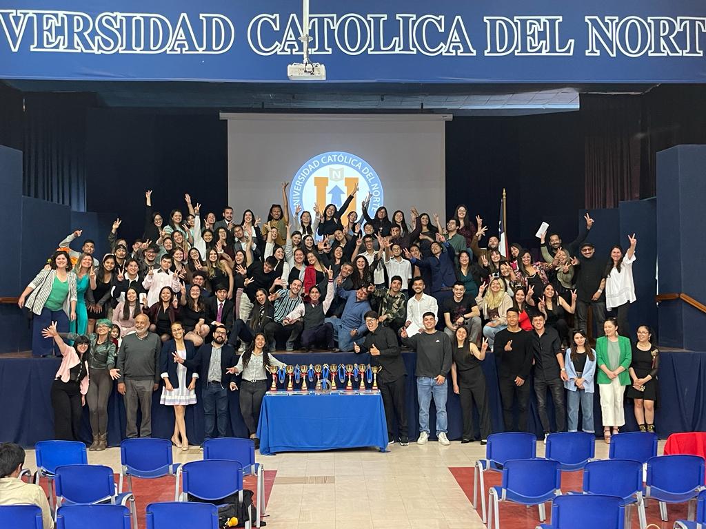 Departamento Estudiantil entrega premio “Estudiante Identidad y Sello ...